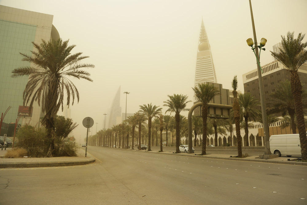 Heavy sandstorm sweeps Riyadh enveloping city skyline with dust | Arab ...