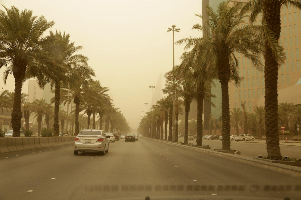 Heavy sandstorm sweeps Riyadh enveloping city skyline with dust | Arab ...