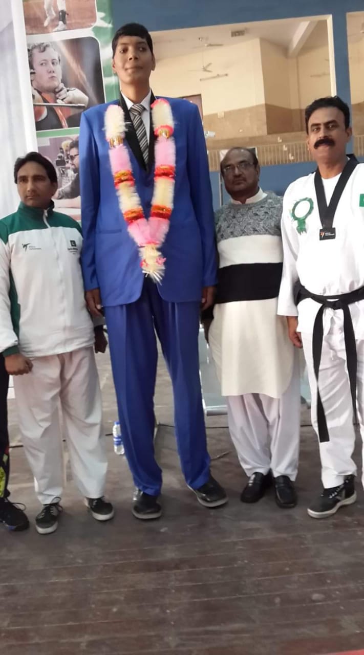 Pakistan’s tallest man has some giant problems | Arab News PK