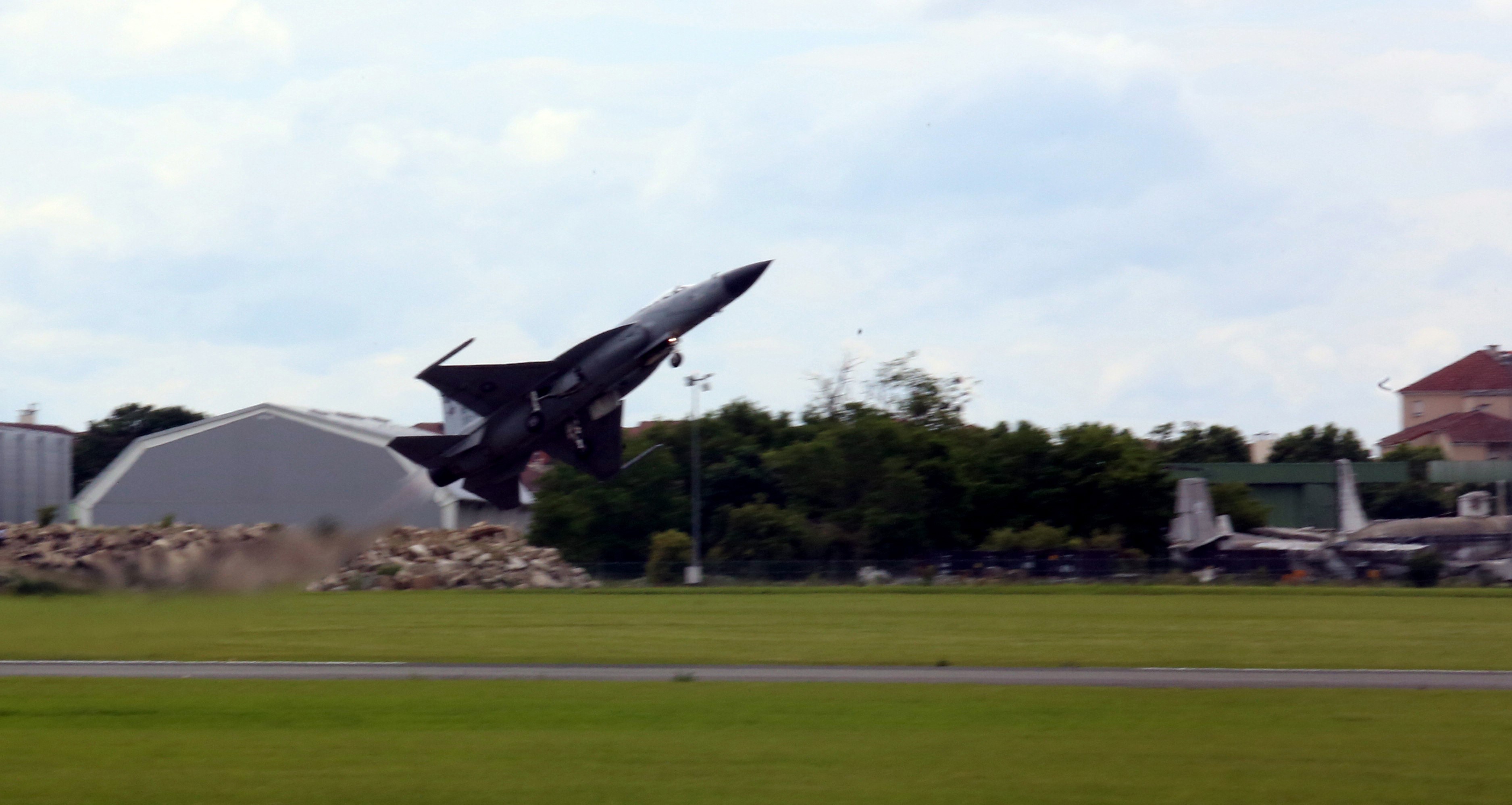 Pakistani Fighter Jet JF-17 takes to Parisian skies seeking new markets ...