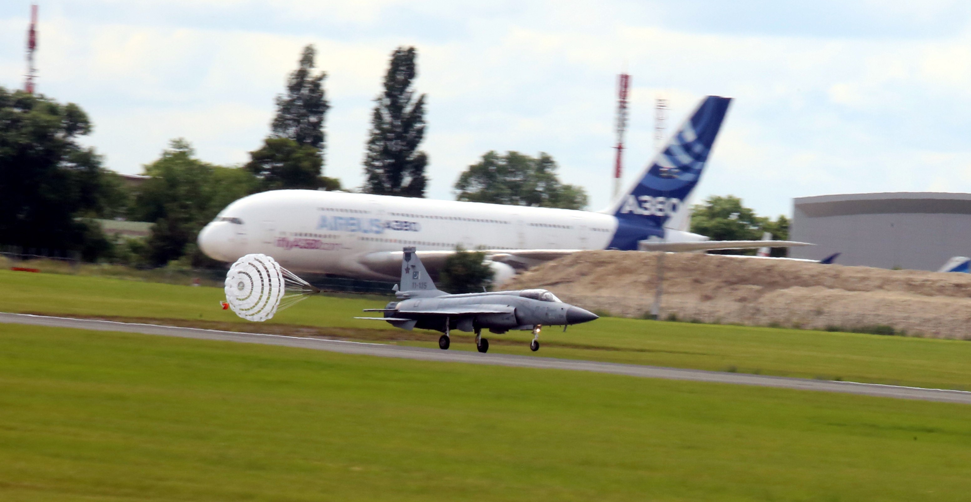 Pakistani Fighter Jet JF-17 takes to Parisian skies seeking new markets ...