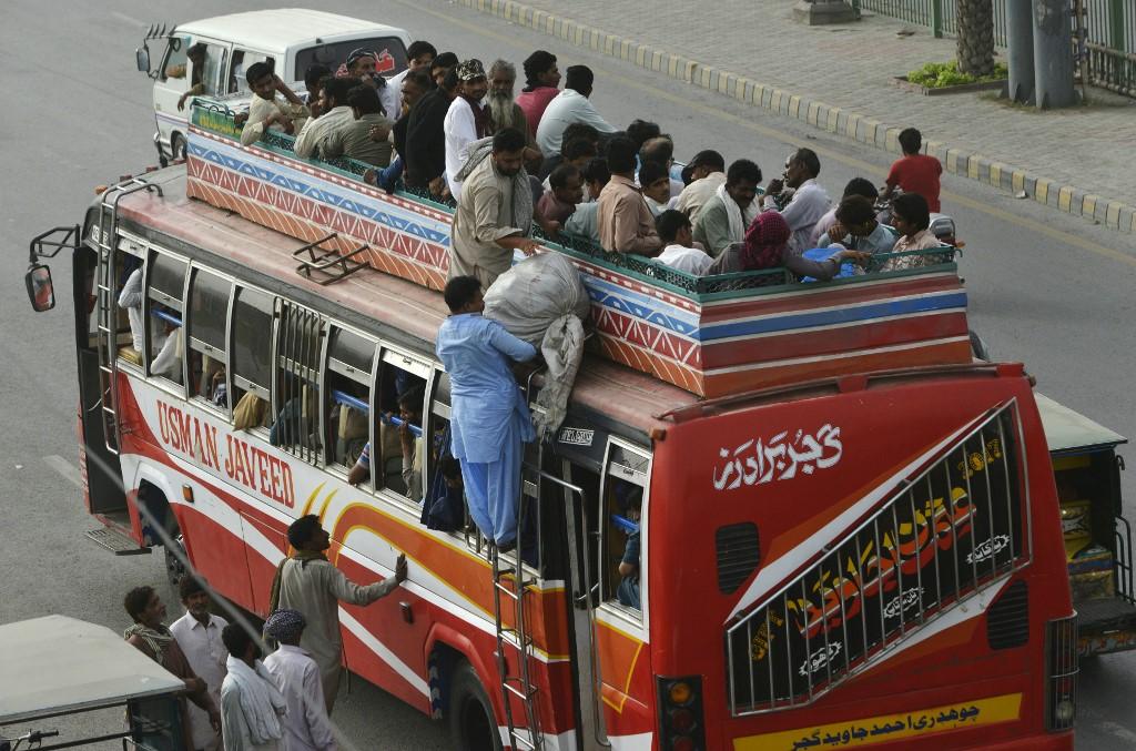 Death toll up as bus crashes in northwest Pakistan | Arab News PK