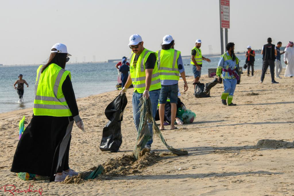Saudi mayor honors British expat for 27 years of beach cleaning | Arab ...