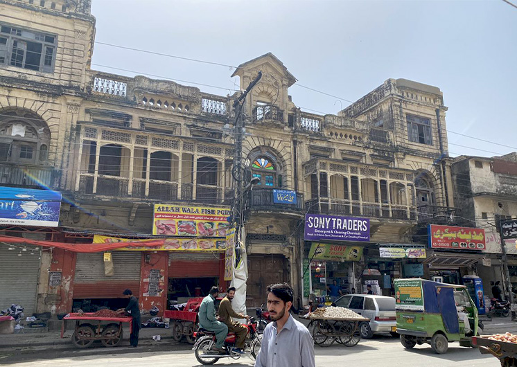 Finding the glory of an ancient Pakistani city the old-fashioned way ...