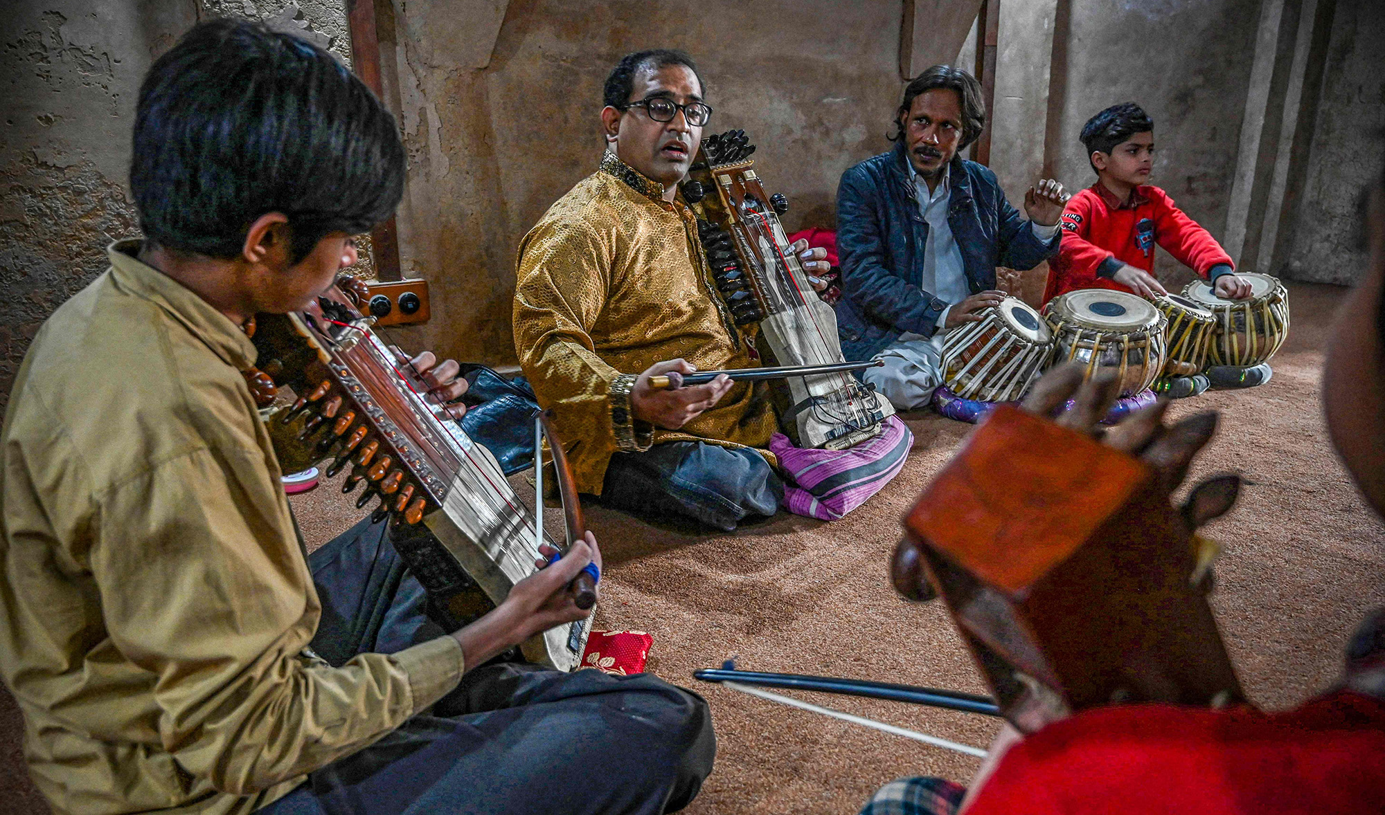 Sound of Mughal-era sarangi instrument fading away in Pakistan | Arab ...
