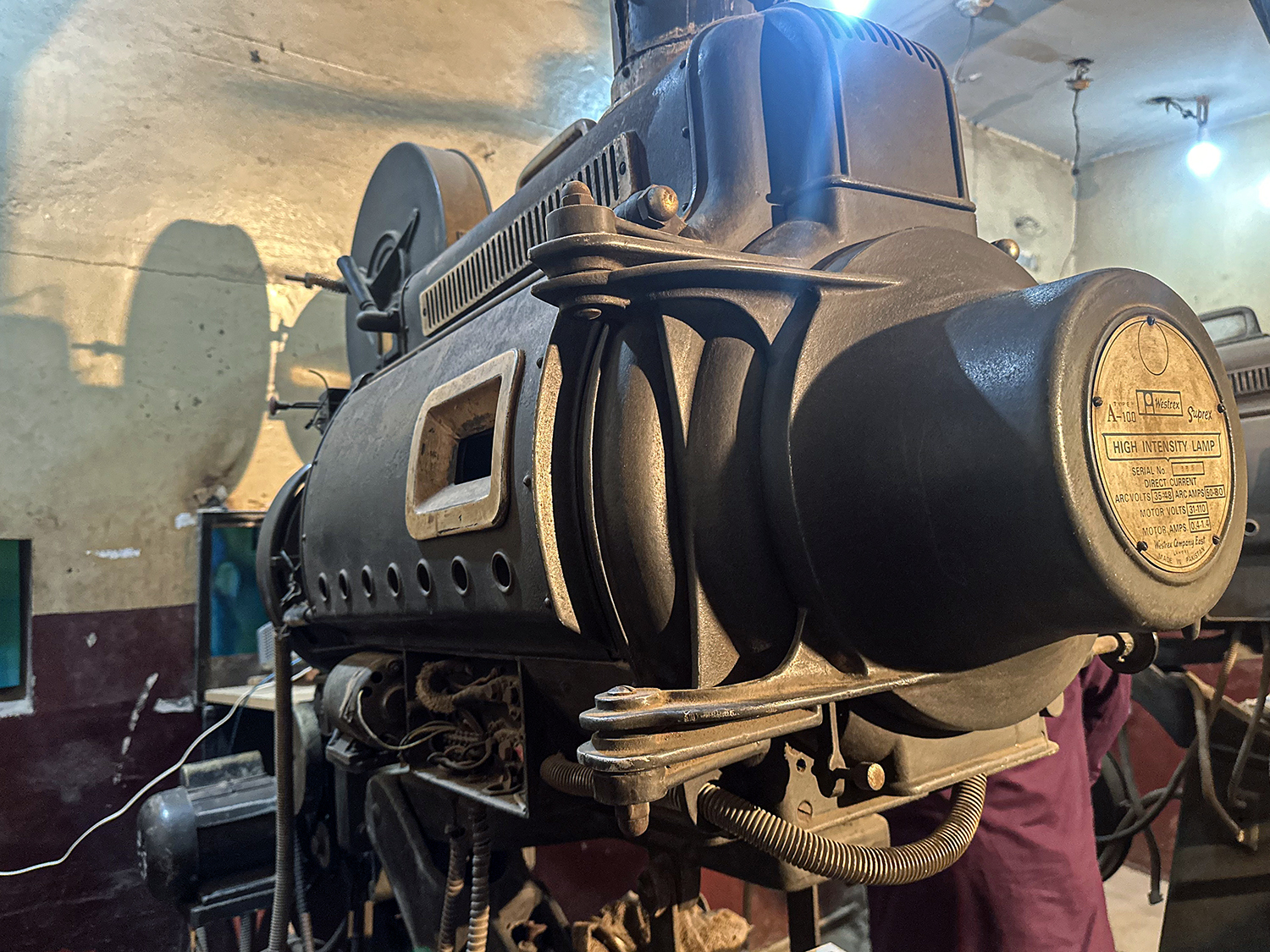 In Karachi, a dying breed of cinema projectionists and their art of ...