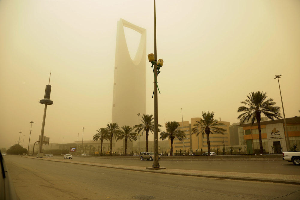 Heavy sandstorm sweeps Riyadh enveloping city skyline with dust | Arab ...
