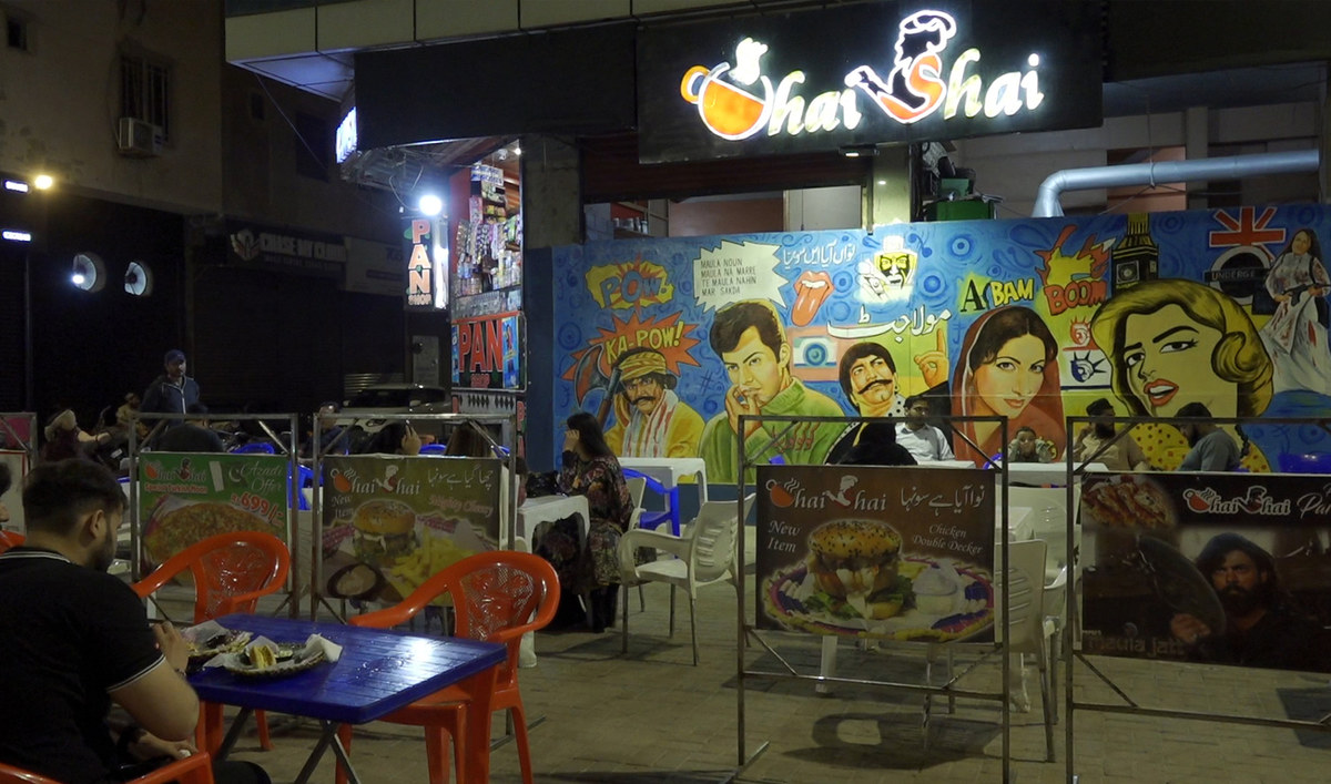 At Karachi’s tea shops during Ramadan, it ‘feels like day during night’ | Arab News