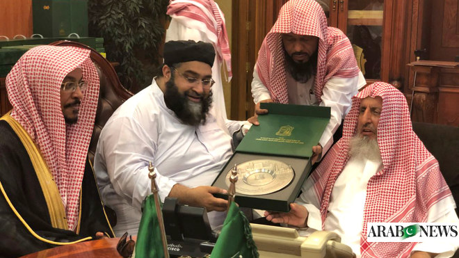 Saudi grand mufti gives special shield to Pakistani cleric | Arab News PK