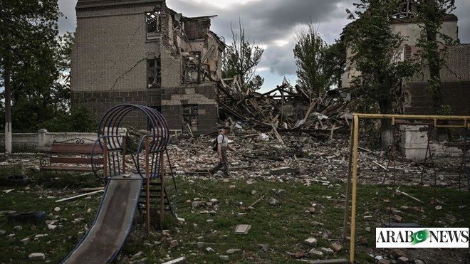 Ukrainian defenders hold out in Donbas city under heavy fire; Zelensky ...