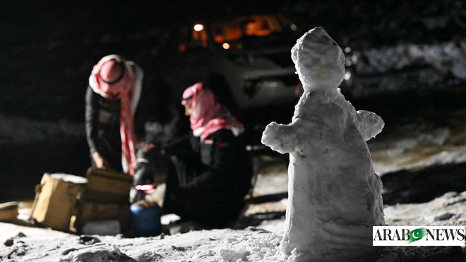 Snow creates winter wonderland at Tabuk mountains | Arab News PK