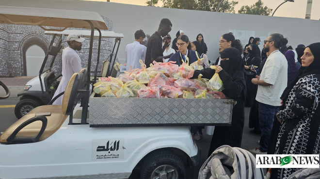 Saudi students distribute 1,300 iftar meals in Al-Balad | Arab News PK