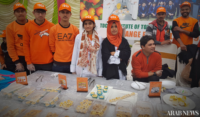 Hundreds throng to Kot Momin for the Orange Show | Arab News PK