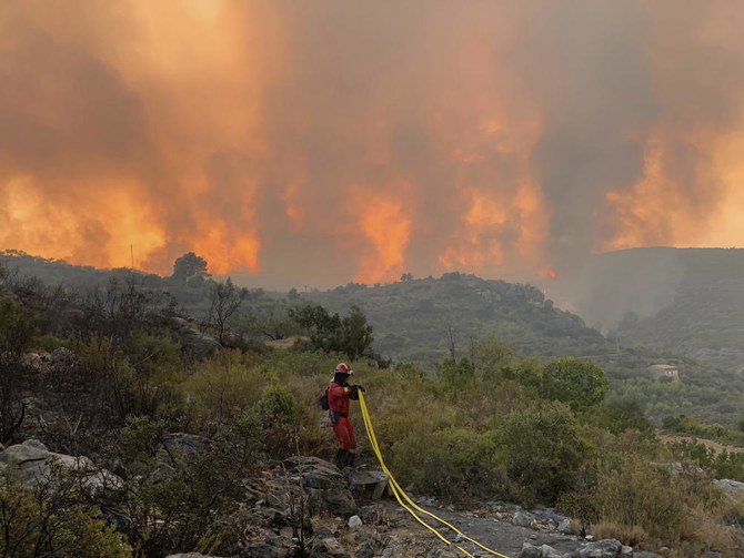 Spain firefighters battle to control huge Valencia wildfire | Arab News PK
