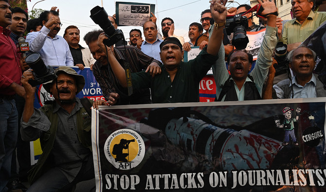 Pakistan pressed over charges against journalists | Arab News PK