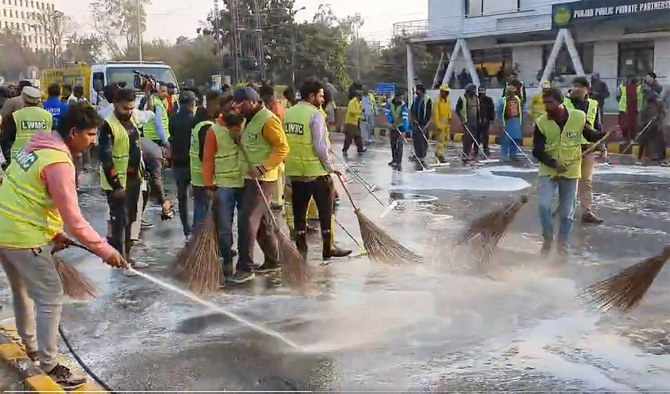 Punjab chief minister kicks off cleanliness drive in Lahore to combat smog | Arab News PK