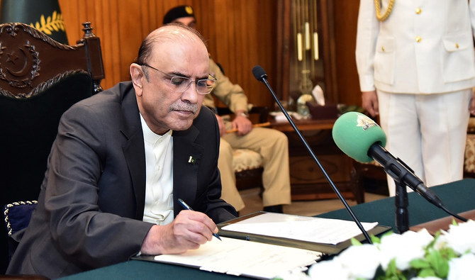 Pakistan president confers national awards on 104 Pakistanis and ...