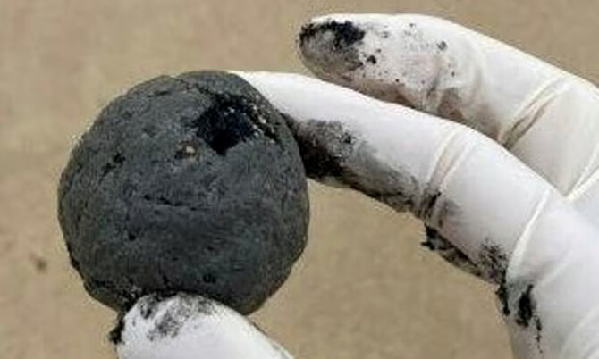 ‘Mysterious black balls’ close Sydney beach | Arab News PK