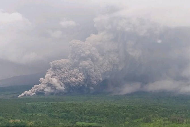 Indonesia raises alert level as volcano near Bali erupts | Arab News PK