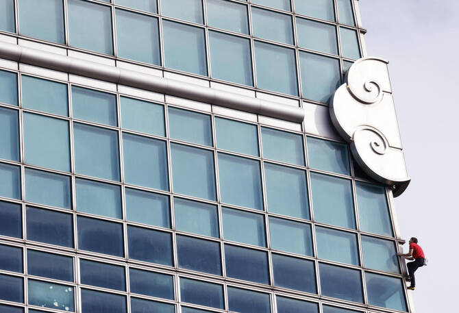 US climber scales Taiwan’s tallest building Taipei 101 without ropes ...