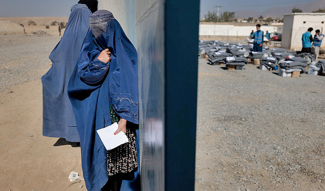 Taliban order Afghan women to wear all-covering burqa | Arab News PK