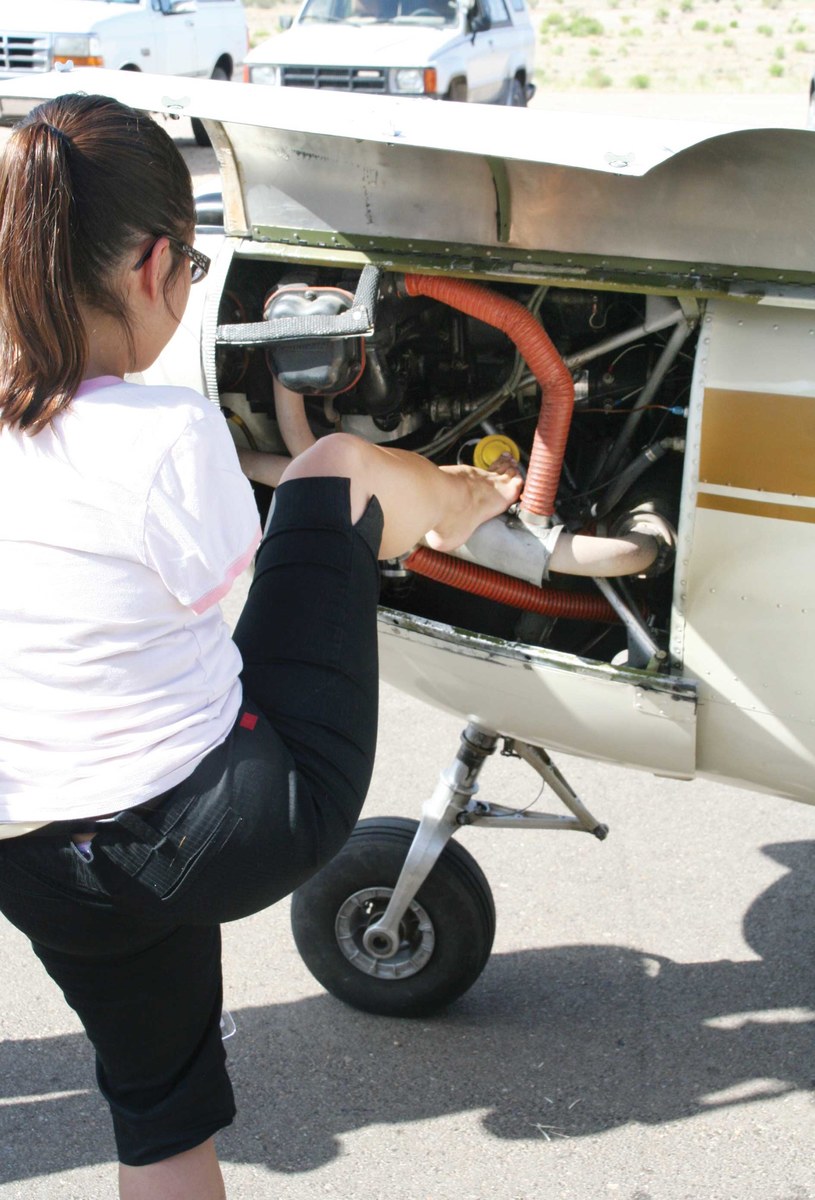 Despite being born with no arms, Jessica Cox flies aircraft — with her ...
