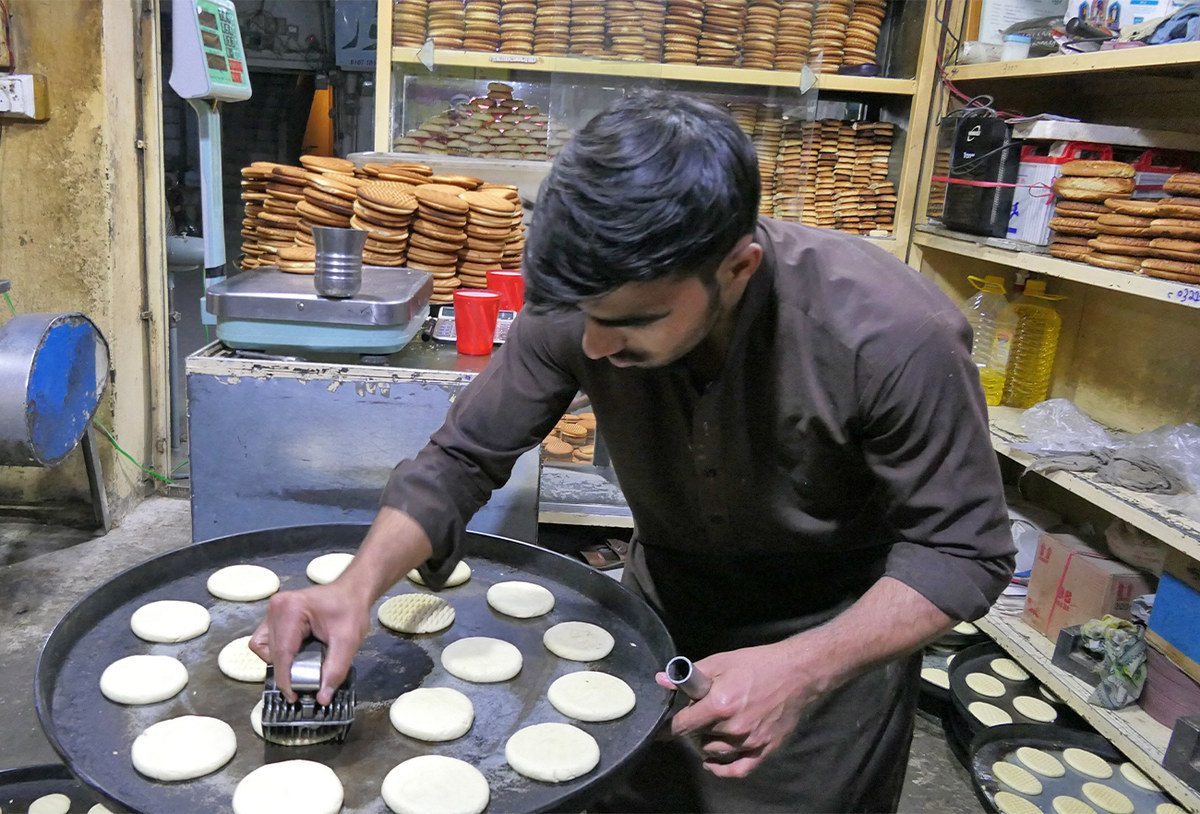 Bakers stock up on Afghani kulcha biscuits for Ramadan in Pakistan’s ...