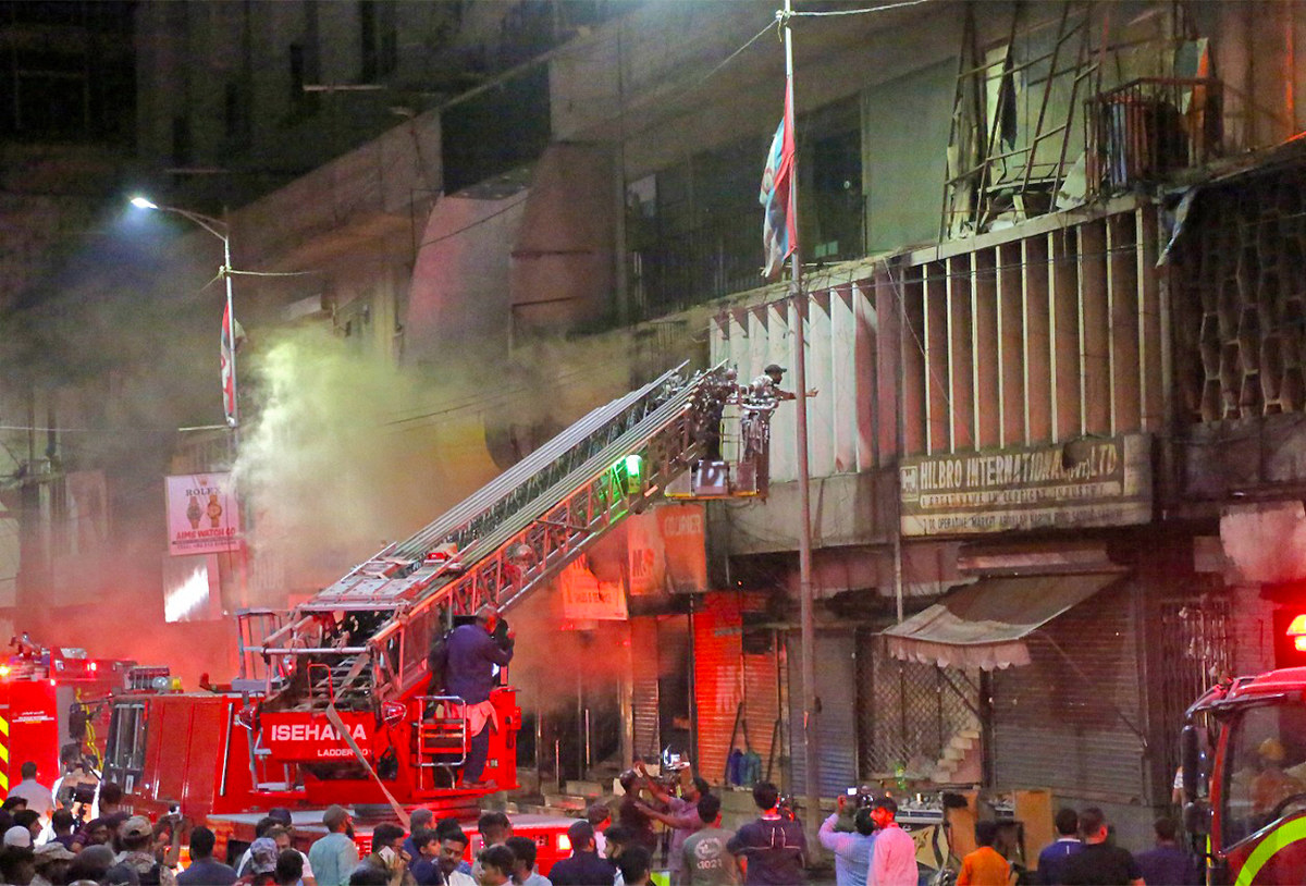 Fire guts dozens of shops in heart of Pakistan’s Karachi | Arab News PK