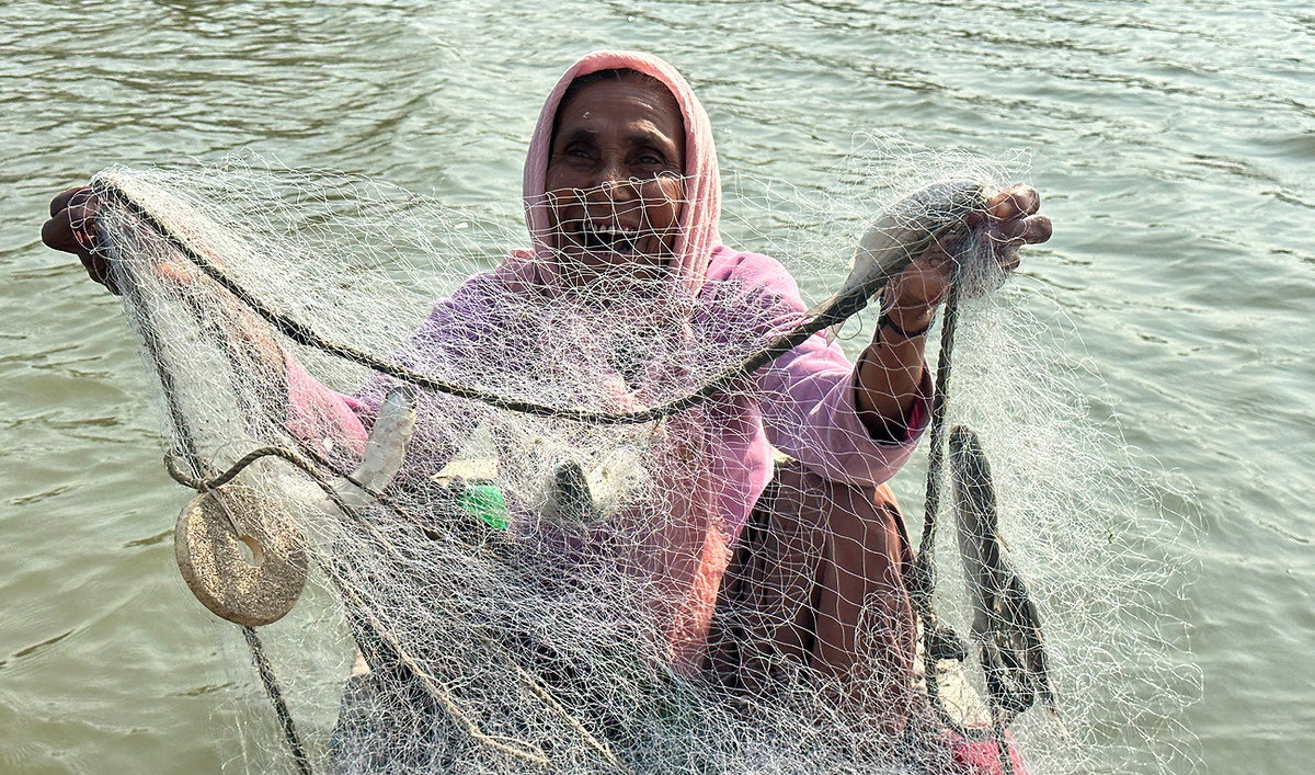 A Pakistani fisherwoman and her companion: the sea | Arab News
