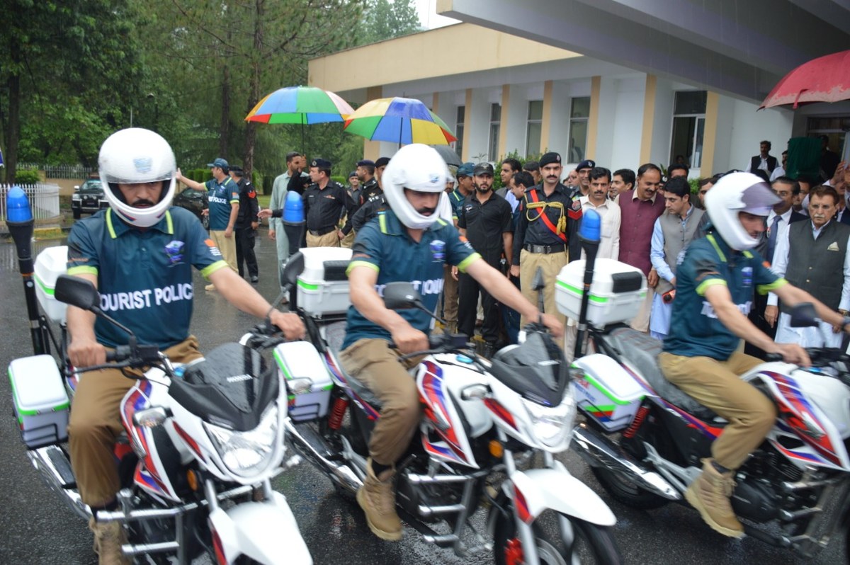 New, friendly tourism police force looks to reform Kashmir sight-seeing ...